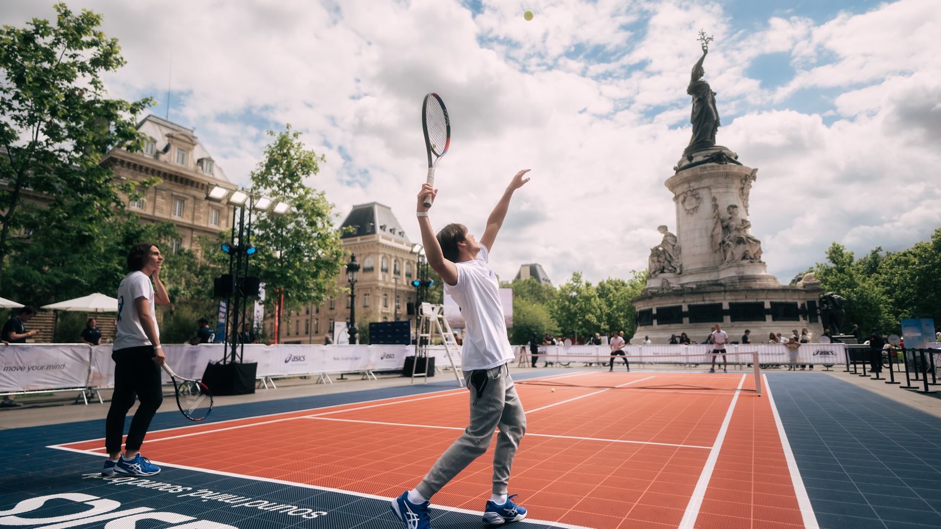 be smart | ASICS dona un campo da tennis a Parigi per promuovere il ...